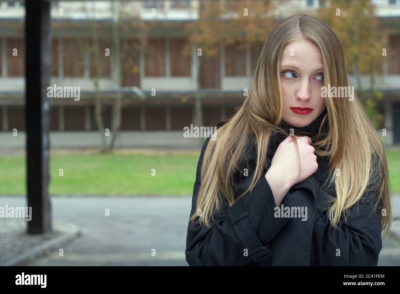 Woman looks around hi-res stock photography and images - Alamy