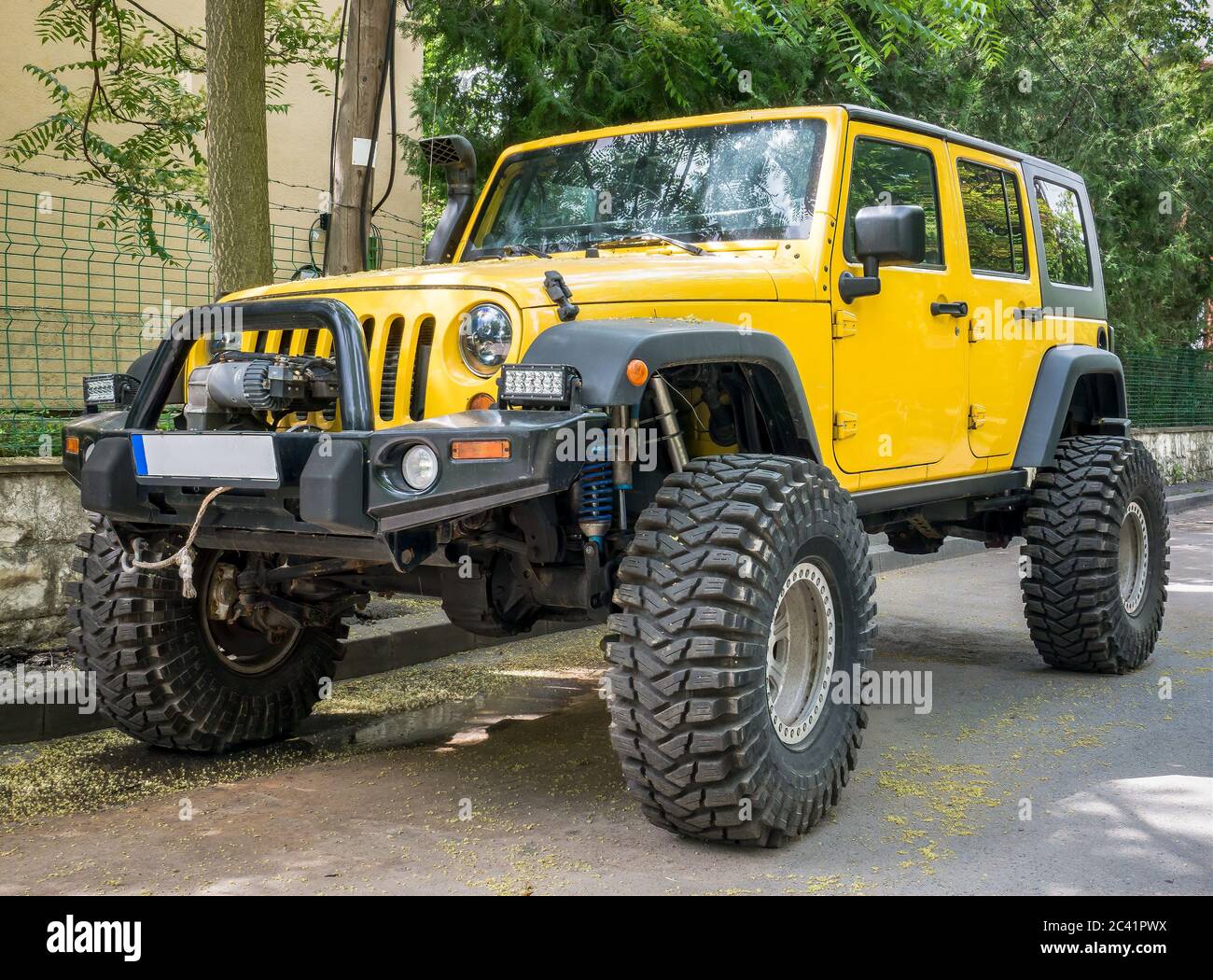Cars parked street 4x4 hi-res stock photography and images - Alamy