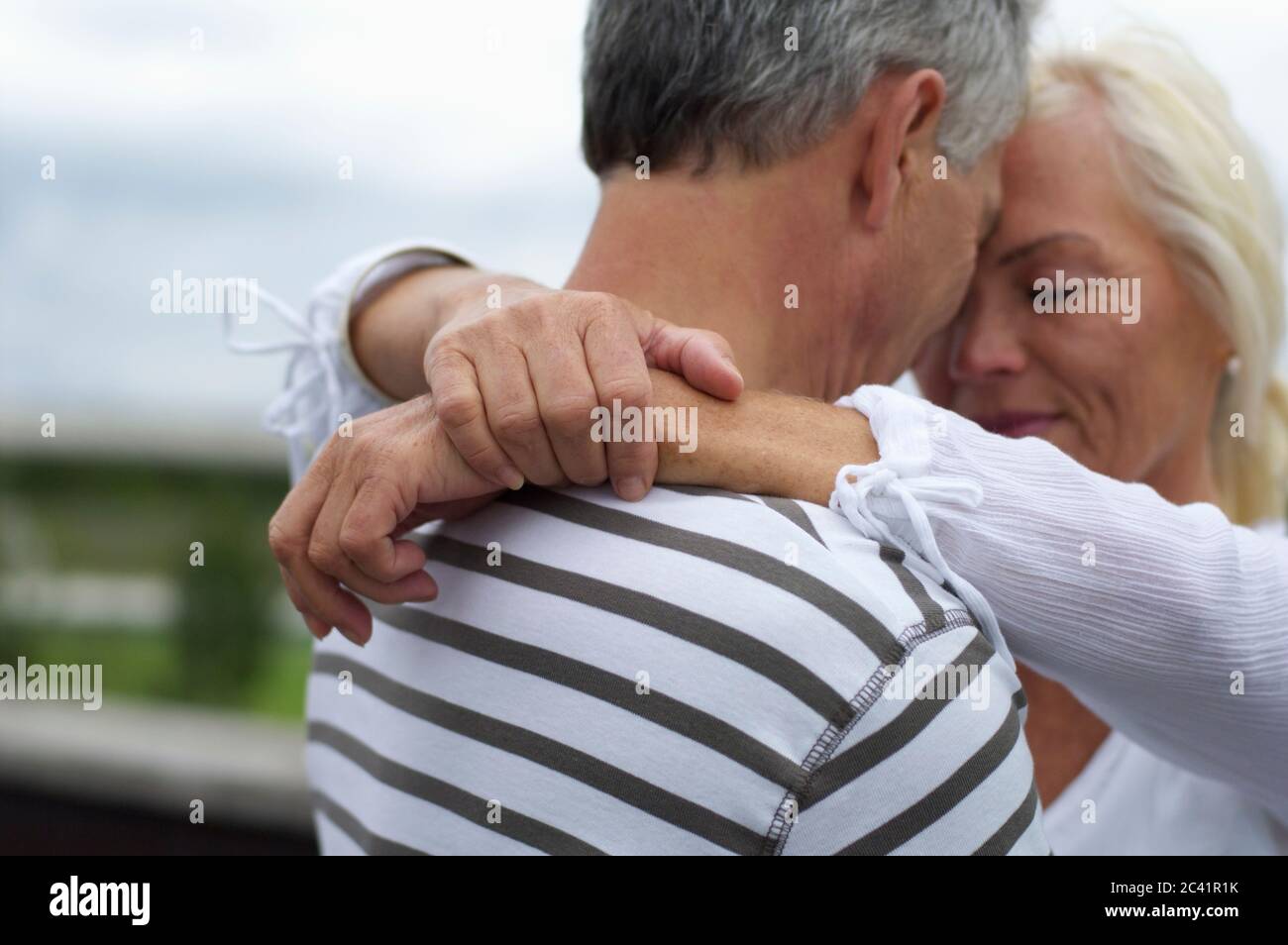 Elderly couple hugging Stock Photo - Alamy
