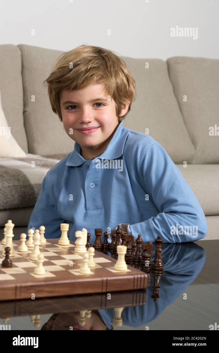 School chess hi-res stock photography and images - Alamy