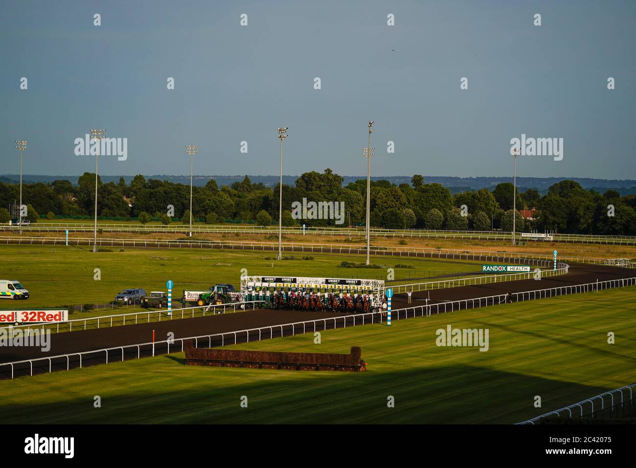 Kempton park racecourse hi-res stock photography and images - Alamy