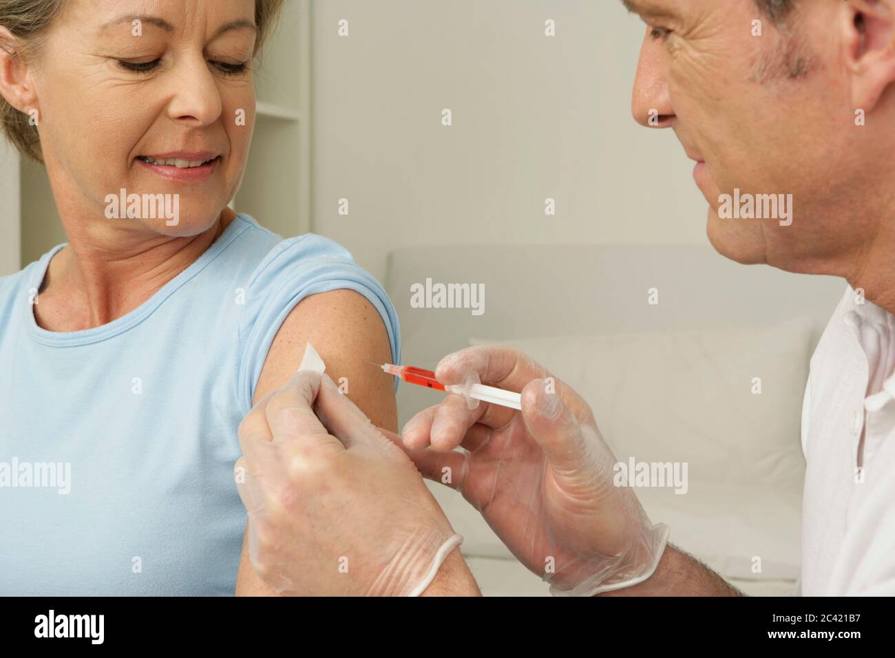 Elderly woman gets an injection from the doctor Stock Photo - Alamy