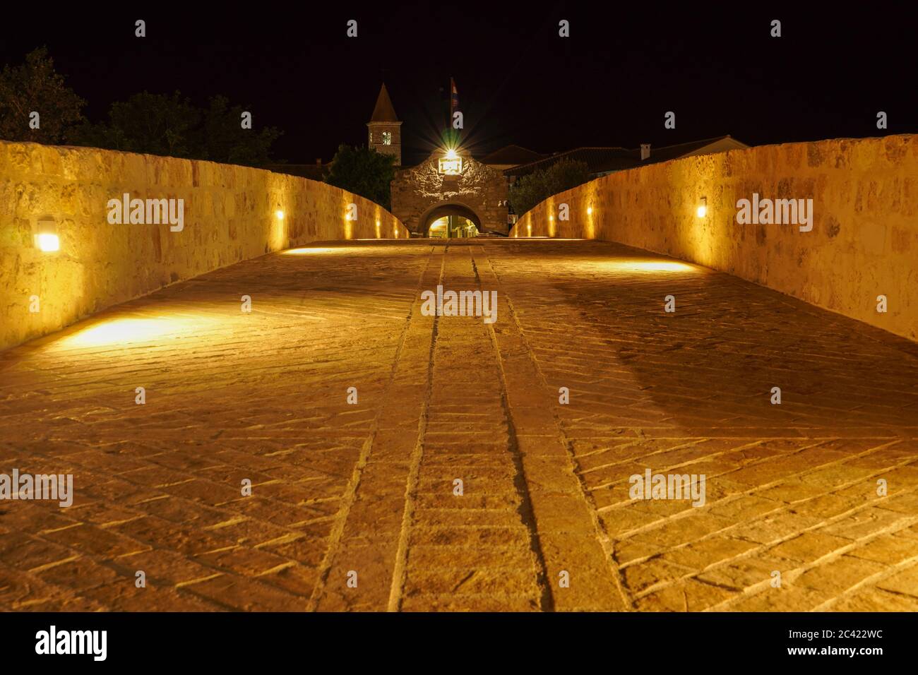 Entrance into dark walkway hi-res stock photography and images - Alamy