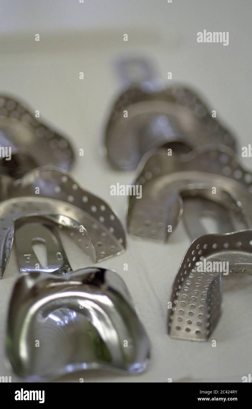 Metallic cleaning containers for artificial dentures - dental ...