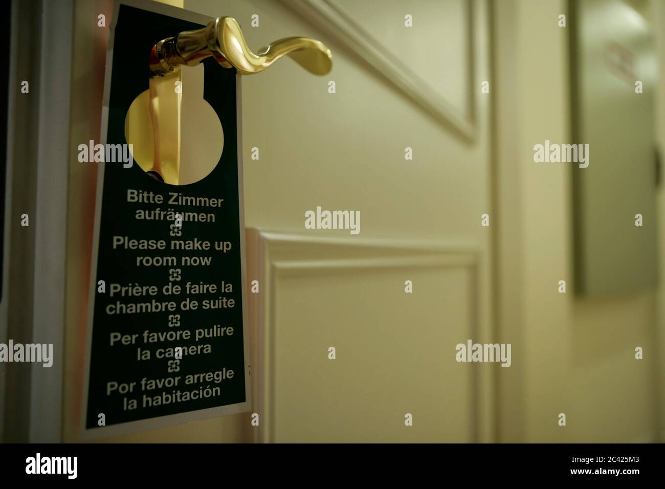 "Please clean up the room" sign hangs on a hotel room door Stock Photo ...