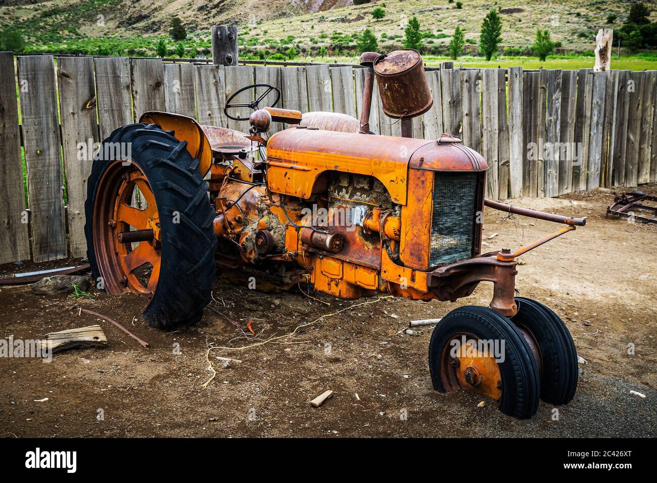 Rusty old farm tractor hi-res stock photography and images - Alamy