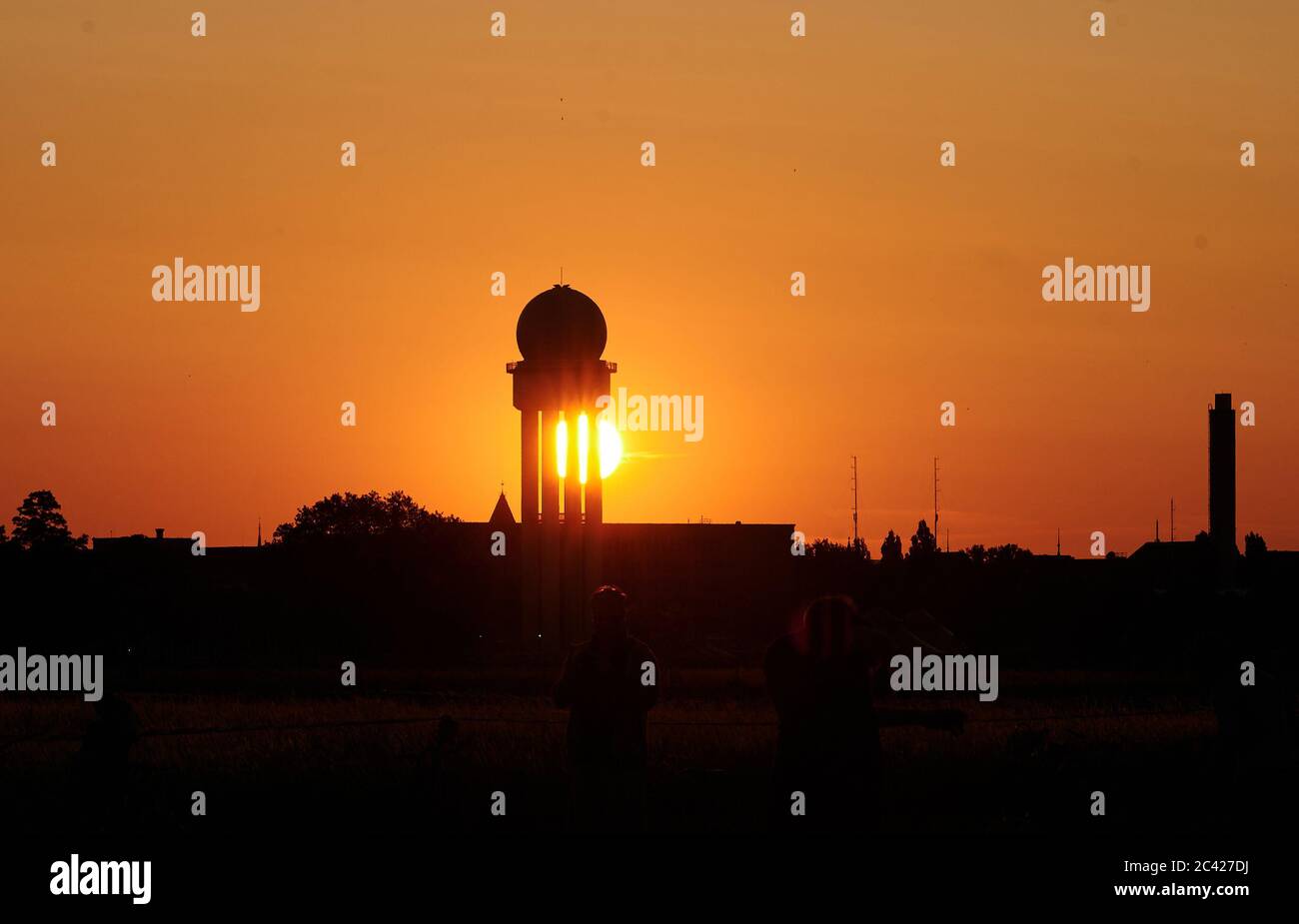 Berlin, Germany. 23rd June, 2020. Evening mood on the Tempelhofer Feld ...