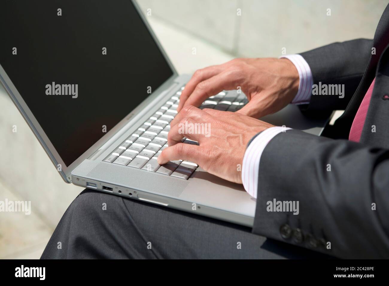 Man uses laptop outside hi-res stock photography and images - Alamy