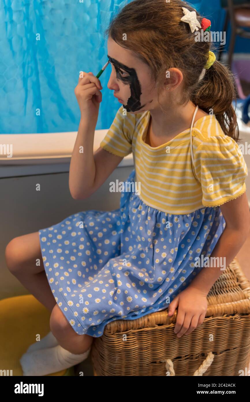 Poor family girl hi-res stock photography and images - Alamy