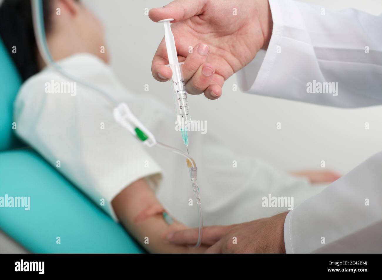 Doctor injects medicine into a woman's drip Stock Photo - Alamy