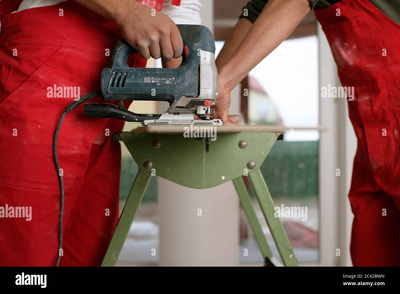 Two men saw hi-res stock photography and images - Alamy
