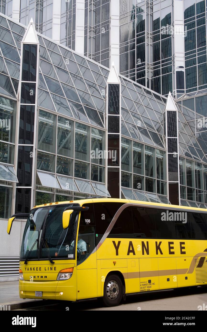 Yellow bus outside PPG Tower,Pittsburgh,Pennsylvania,USA Stock Photo ...