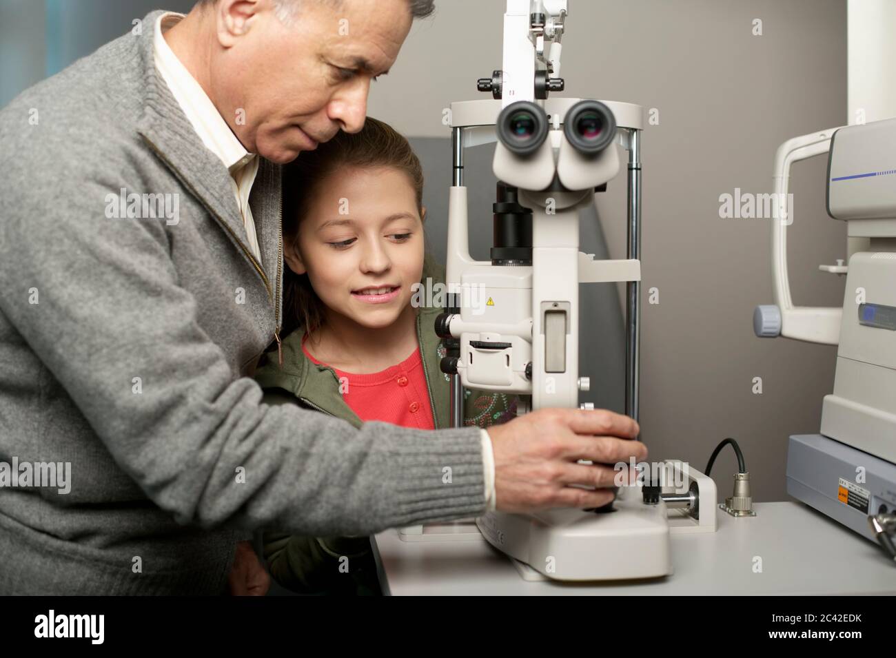 Ophthalmologist children hi-res stock photography and images - Alamy