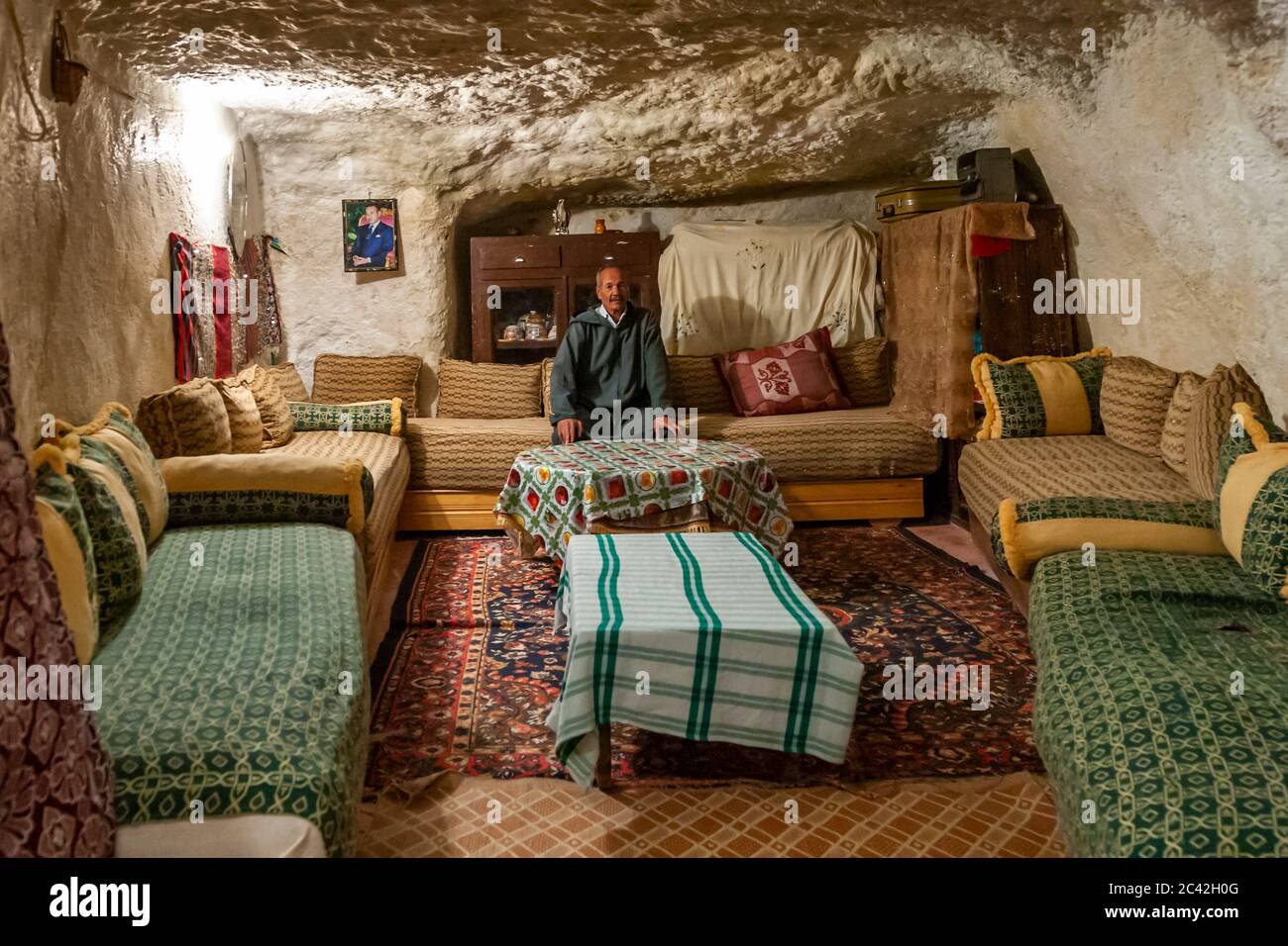 Moroccan tea ceremony Stock Photo - Alamy