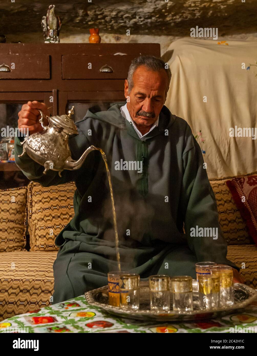 Moroccan tea ceremony Stock Photo - Alamy