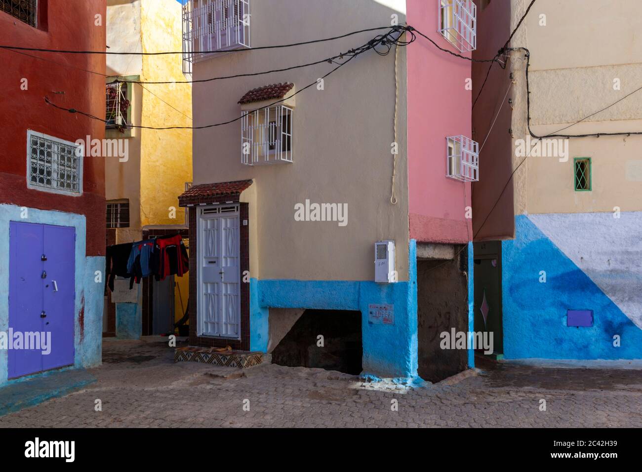 Impressions of Morocco: Laundry dries between colorful house walls ...