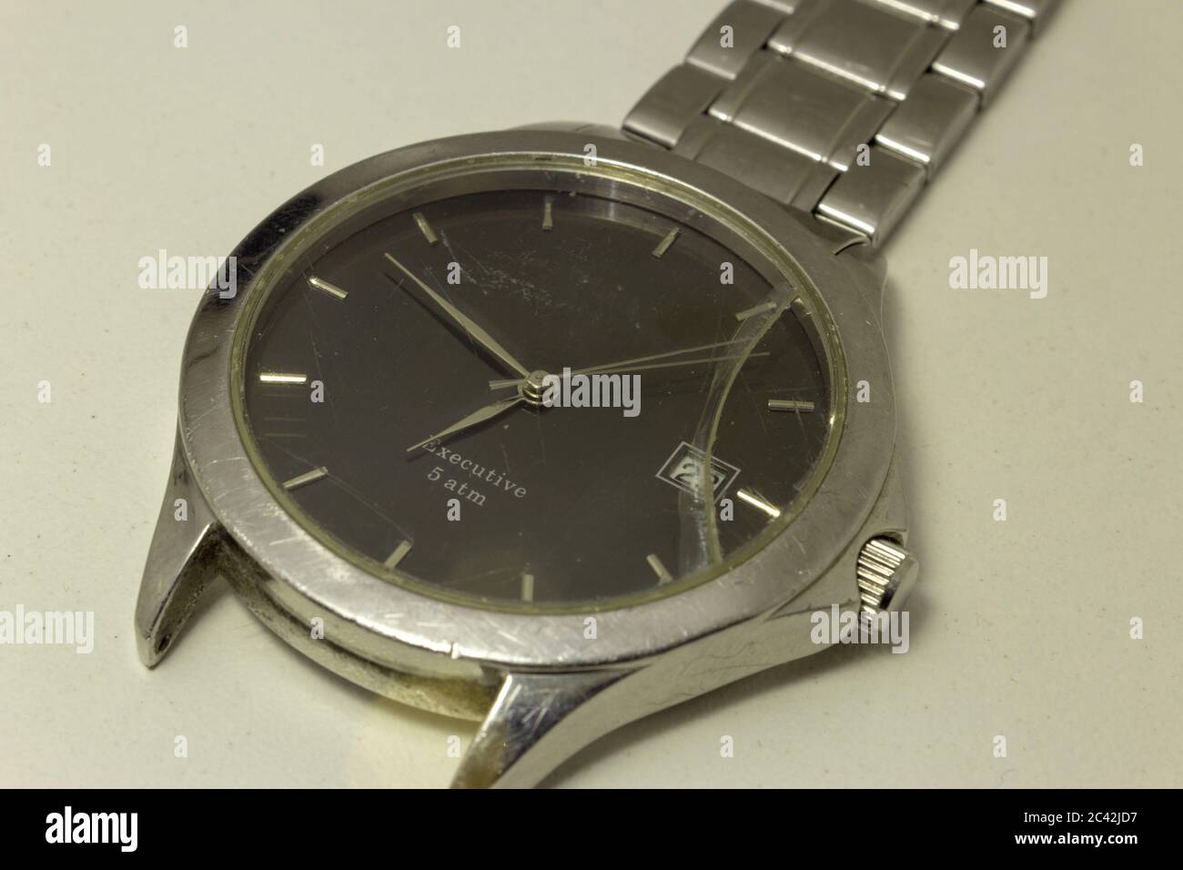 Watch cracked glass hi-res stock photography and images - Alamy