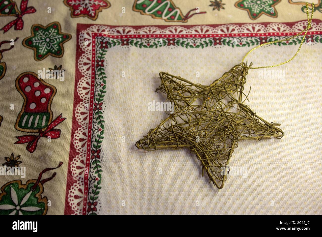 Wire star ornament hi-res stock photography and images - Alamy