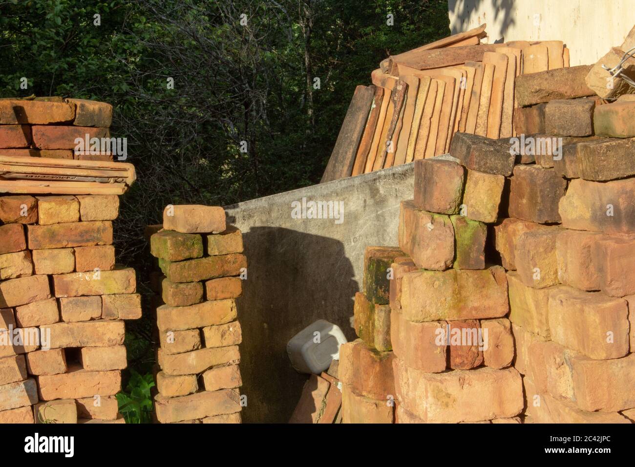 Pile bricks hi-res stock photography and images - Alamy
