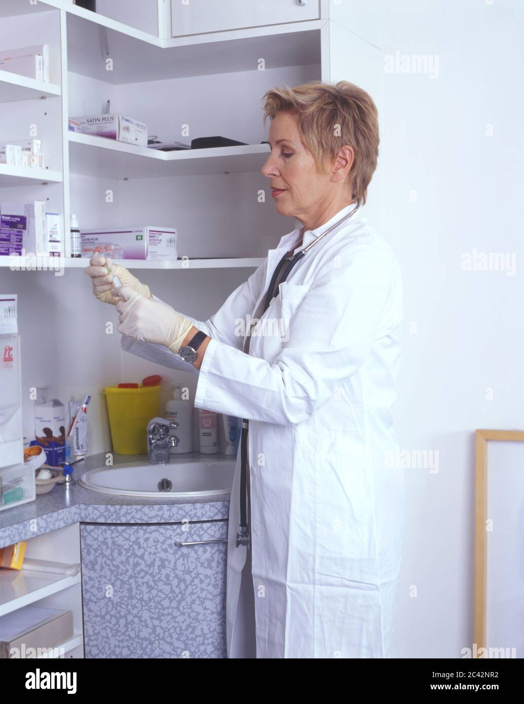 Female doctor draws up an injection - practice Stock Photo - Alamy