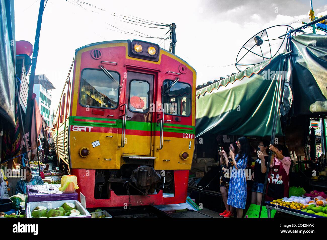 Talad rom hoop market hi-res stock photography and images - Alamy
