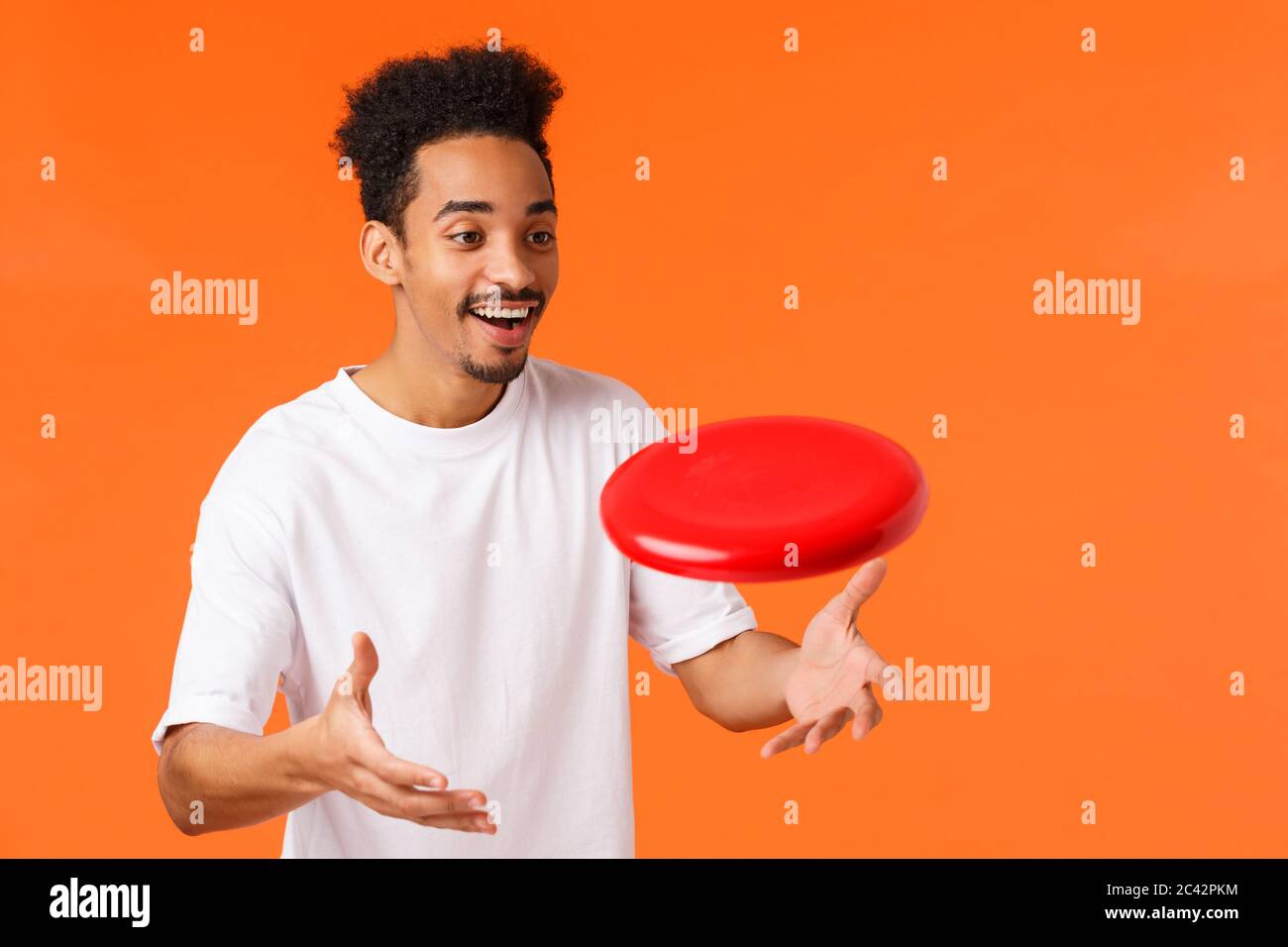Male catching frisbee hi-res stock photography and images - Alamy