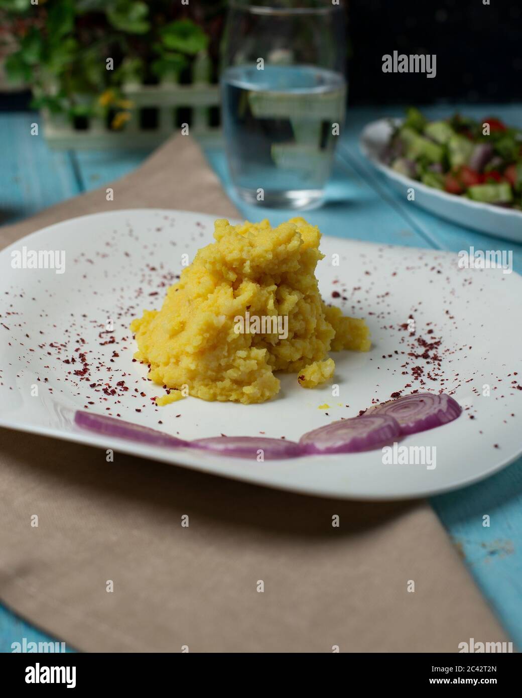 Mashed potatoes with red onion slices Stock Photo - Alamy