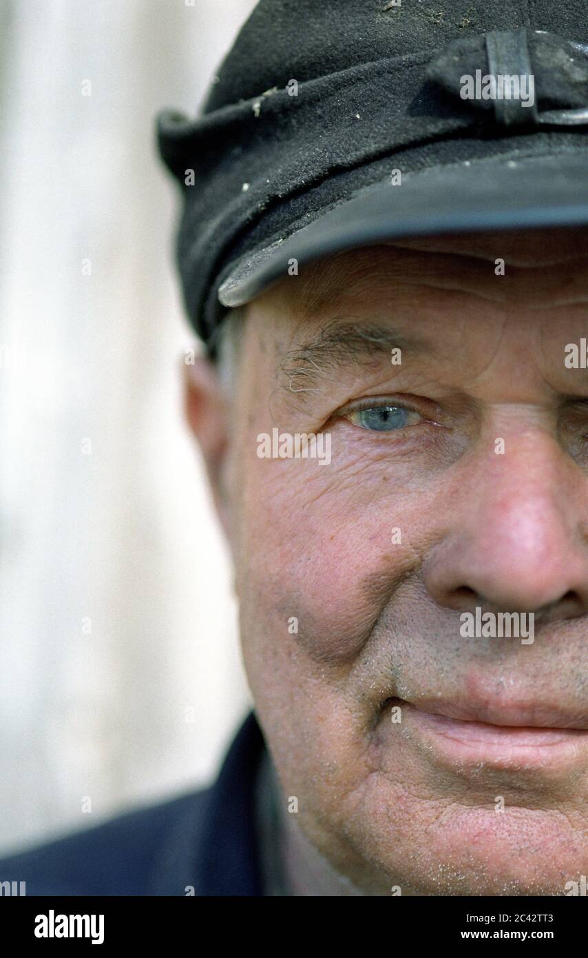 Old man with a peaked cap - worker - old age Stock Photo - Alamy