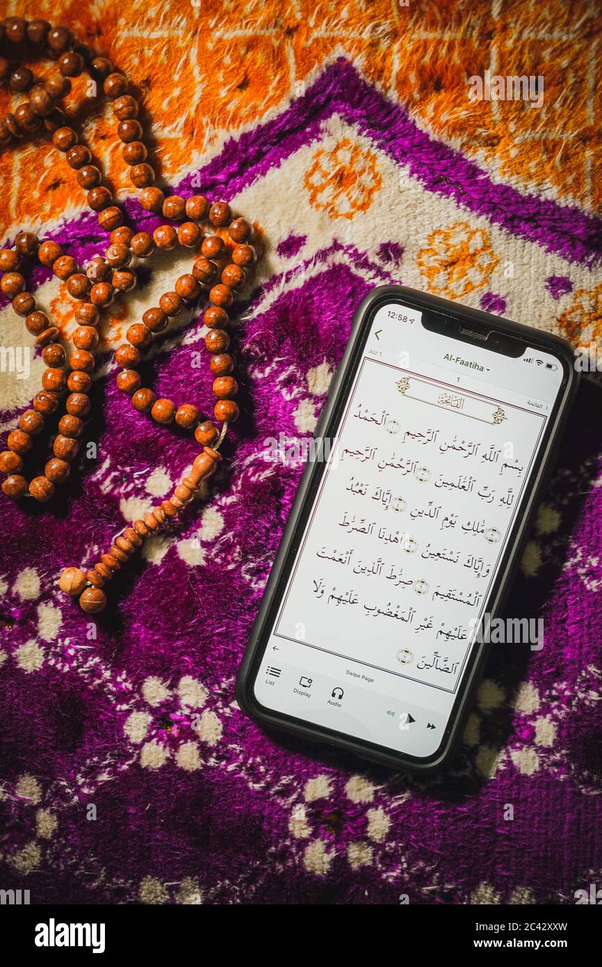 Hand holding smartphone holy hi-res stock photography and images - Alamy