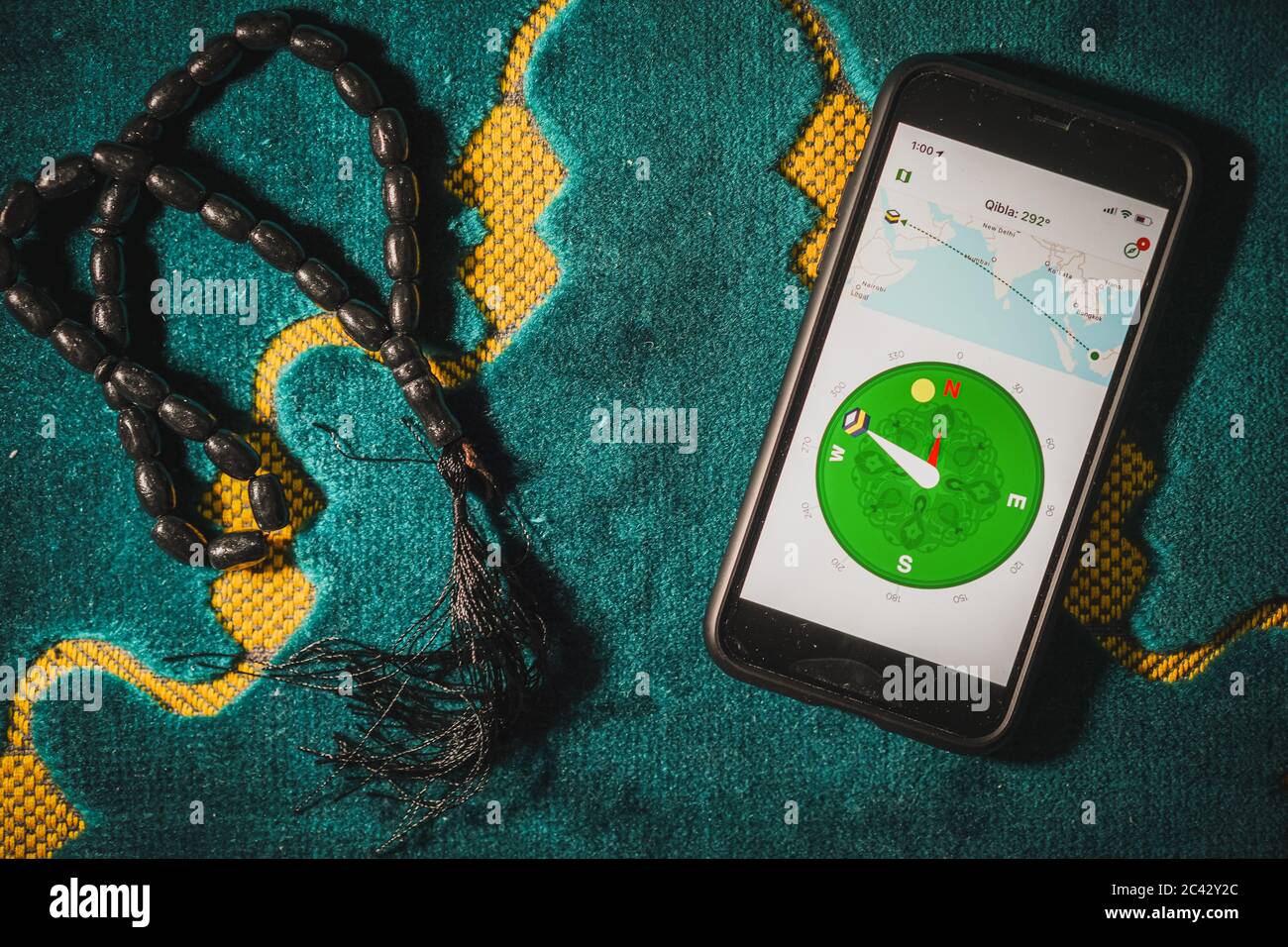 Hand holding smartphone holy hi-res stock photography and images - Alamy