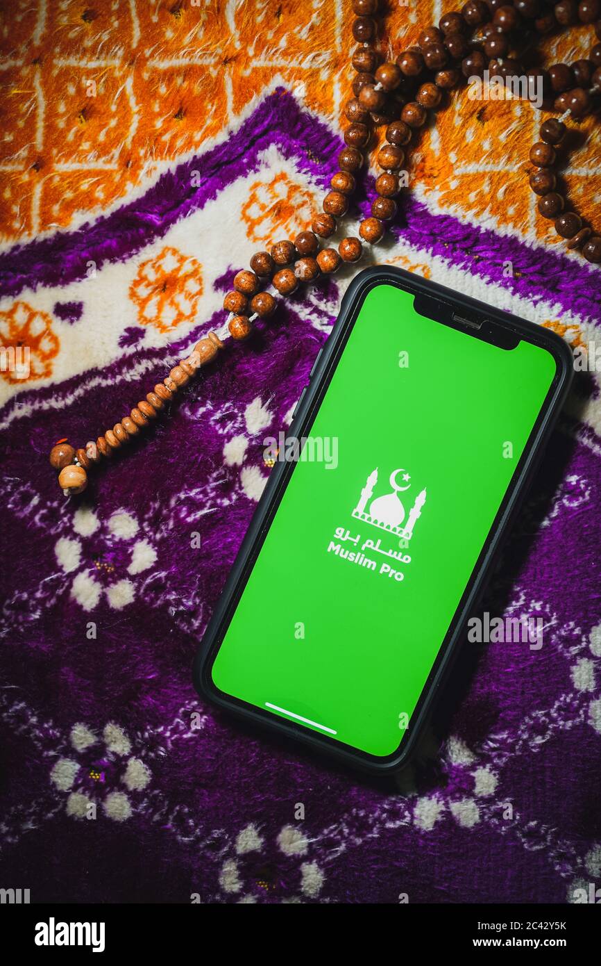 Hand holding smartphone holy hi-res stock photography and images - Alamy