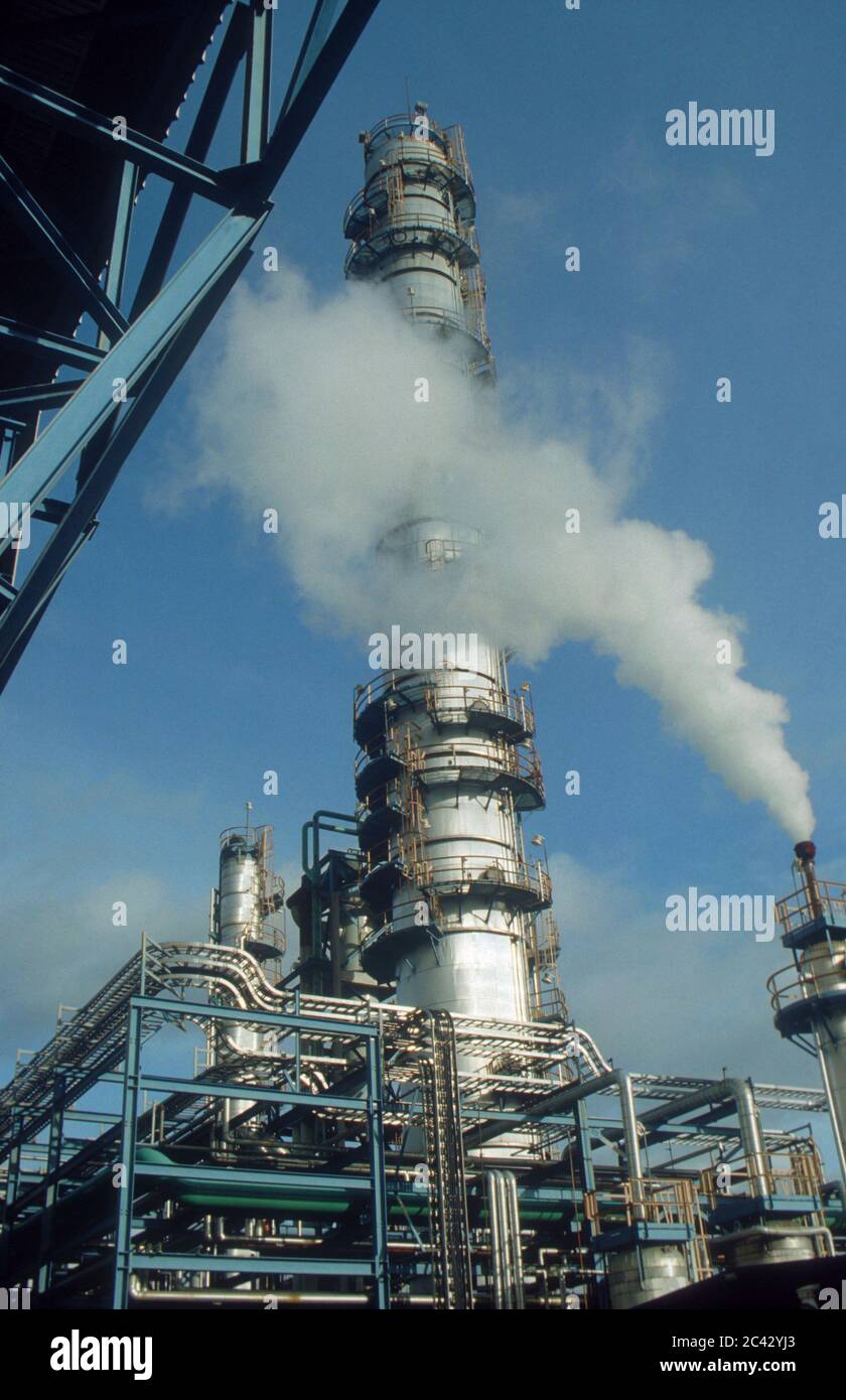 Distillation tower - oil refinery - USA Stock Photo - Alamy
