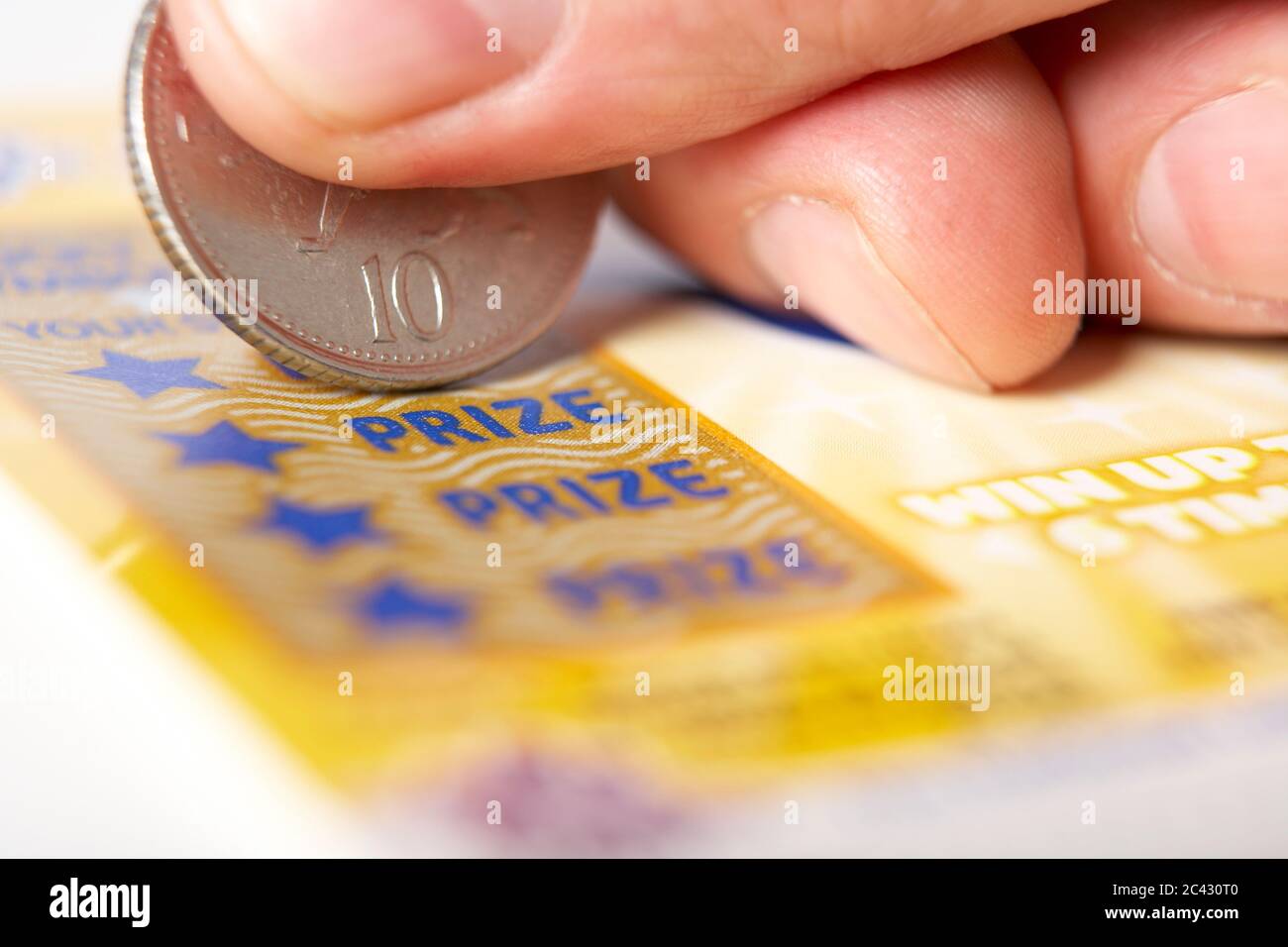 A hand scratches a lot with a coin Stock Photo - Alamy