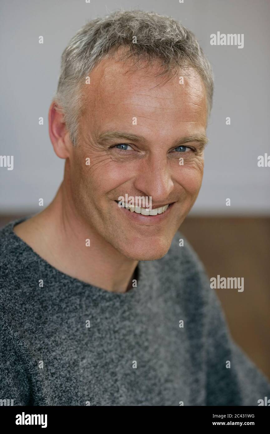 Man laughs looking camera hi-res stock photography and images - Alamy