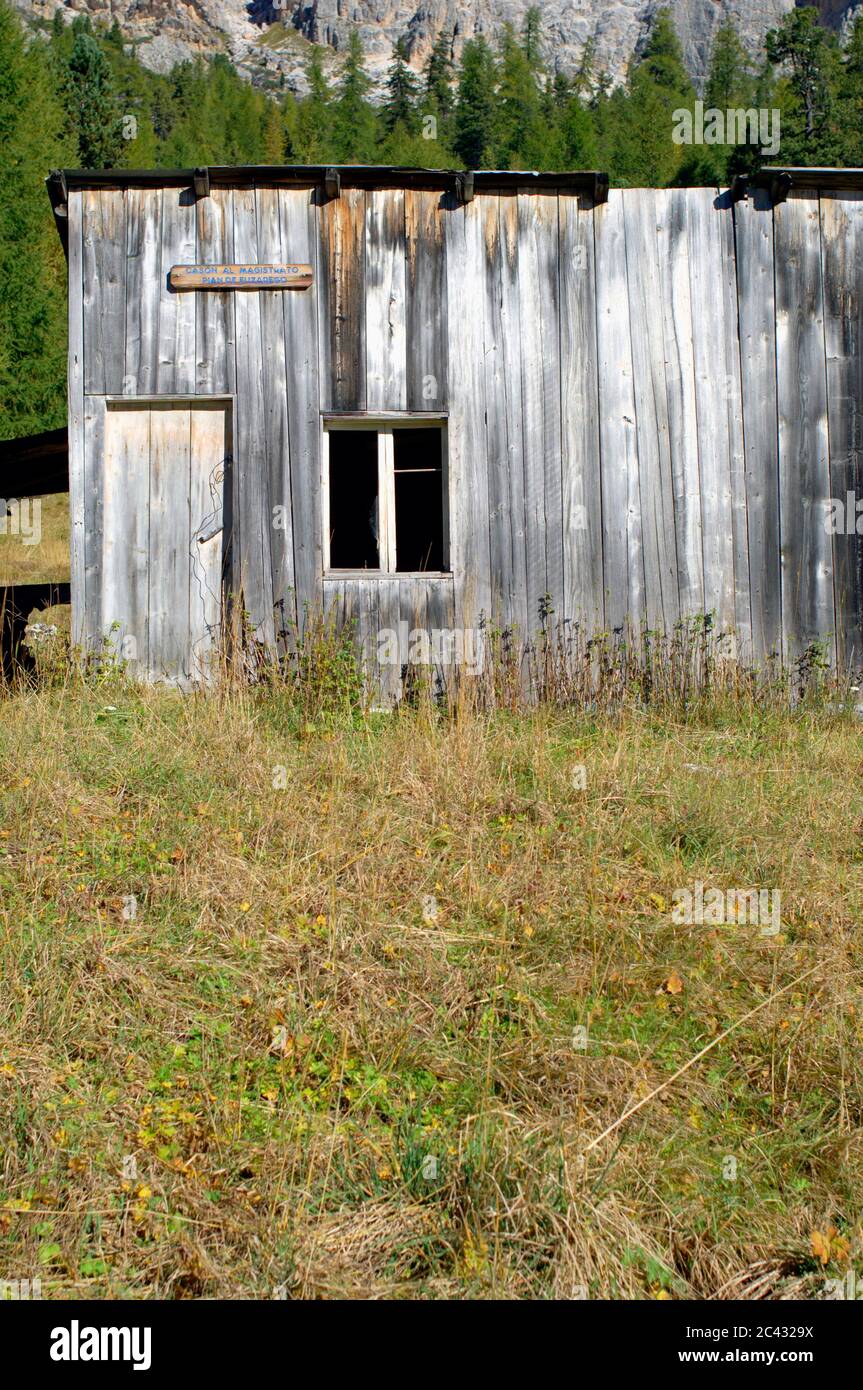 Old wooden shed Stock Photo - Alamy