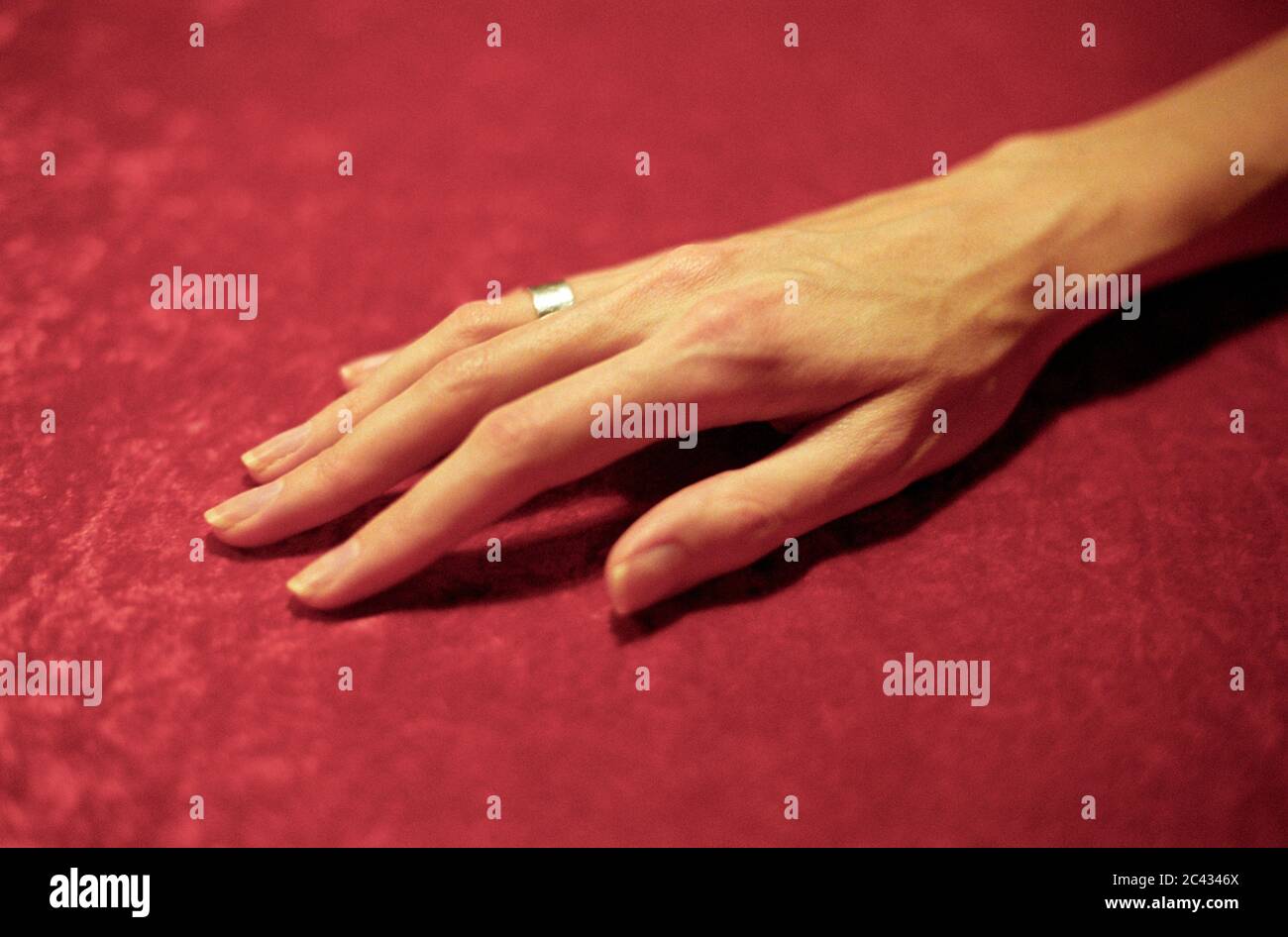 Female hand with wedding ring Stock Photo - Alamy