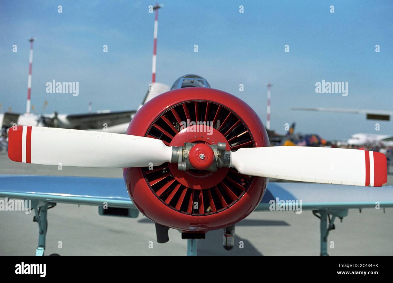 Propeller plane outside hi-res stock photography and images - Alamy