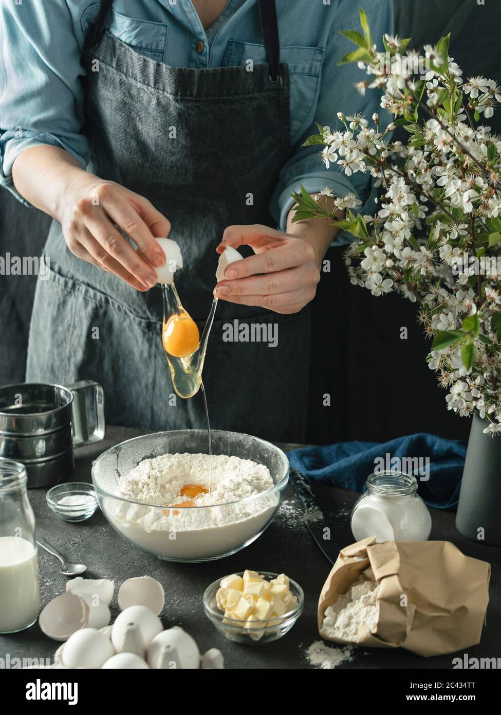 Black woman breaking egg in kitchen hi-res stock photography and images - Alamy