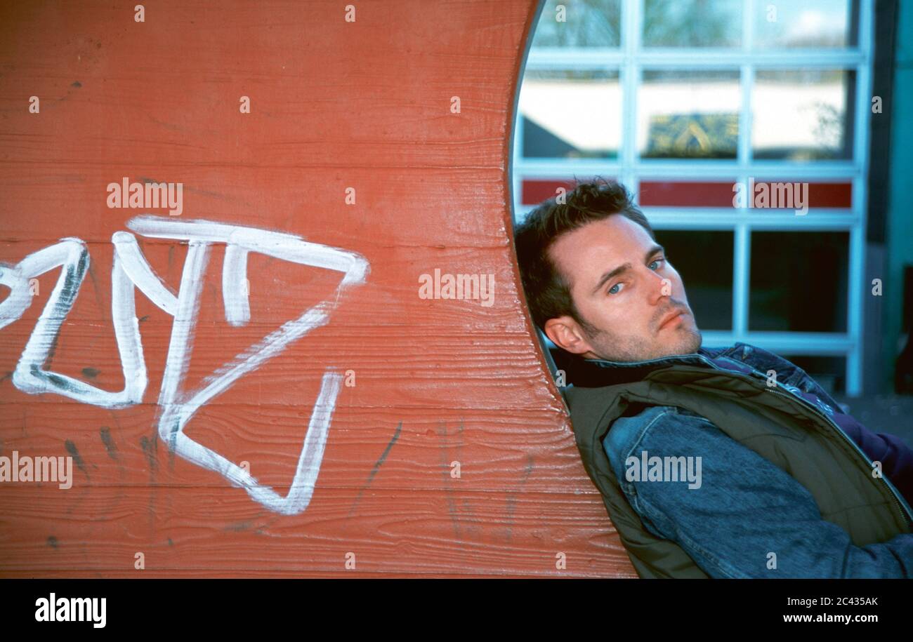 Man leaning on wall graffiti hi-res stock photography and images - Alamy