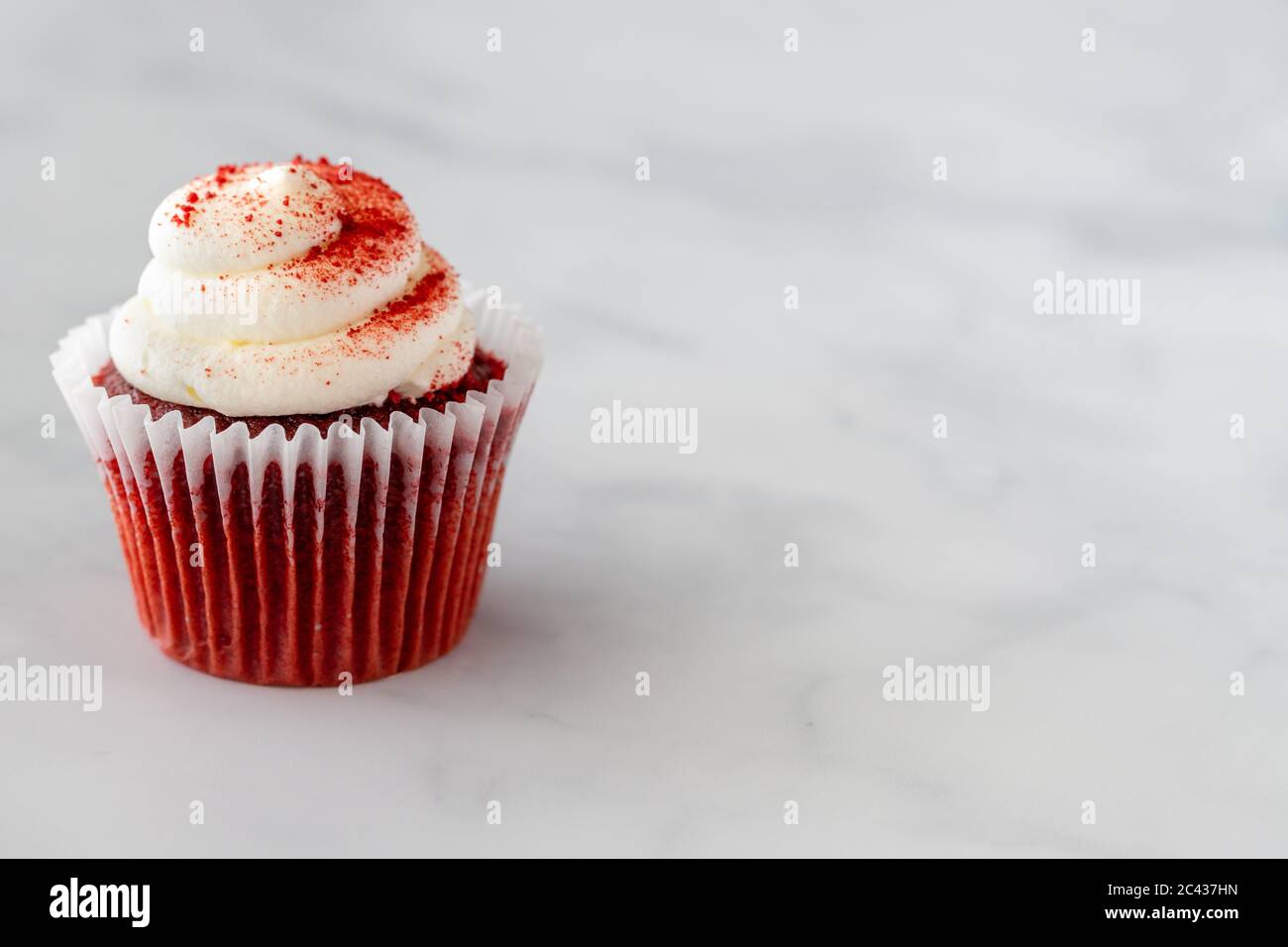 Valentines day cupcake decorated red hi-res stock photography and ...