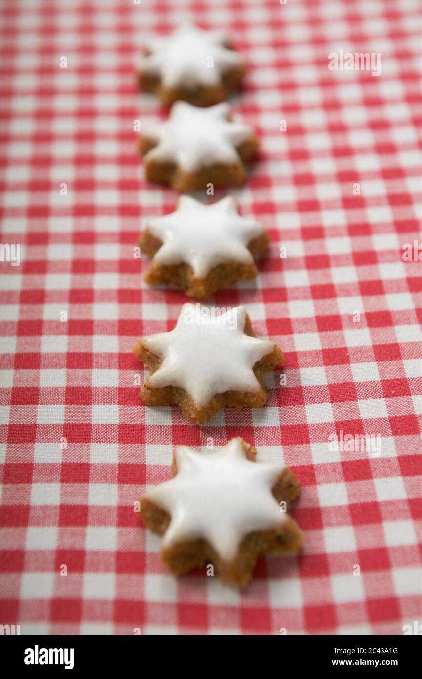 Cinnamon stars in a row Stock Photo - Alamy