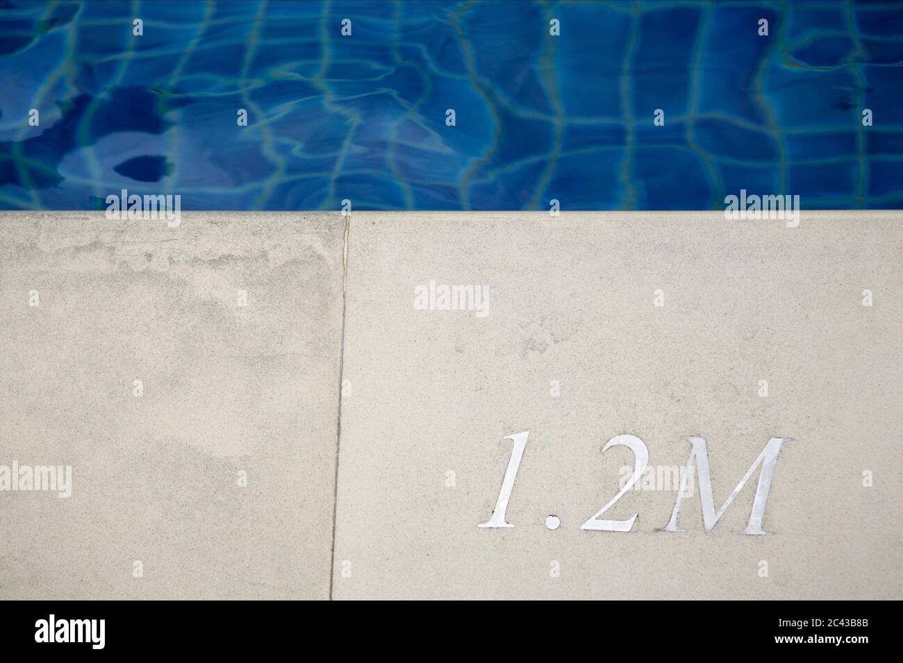 Depth mark on the edge of a swimming pool Stock Photo - Alamy