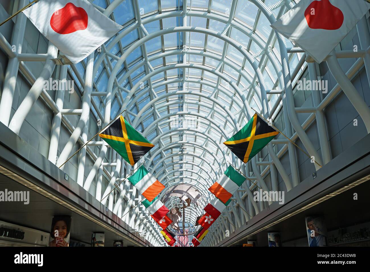 Interior hallway design and terminal decoration at CHICAGO O'HARE ...