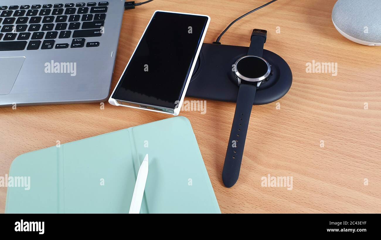 Wireless charging station High Resolution Stock Photography and Images ...