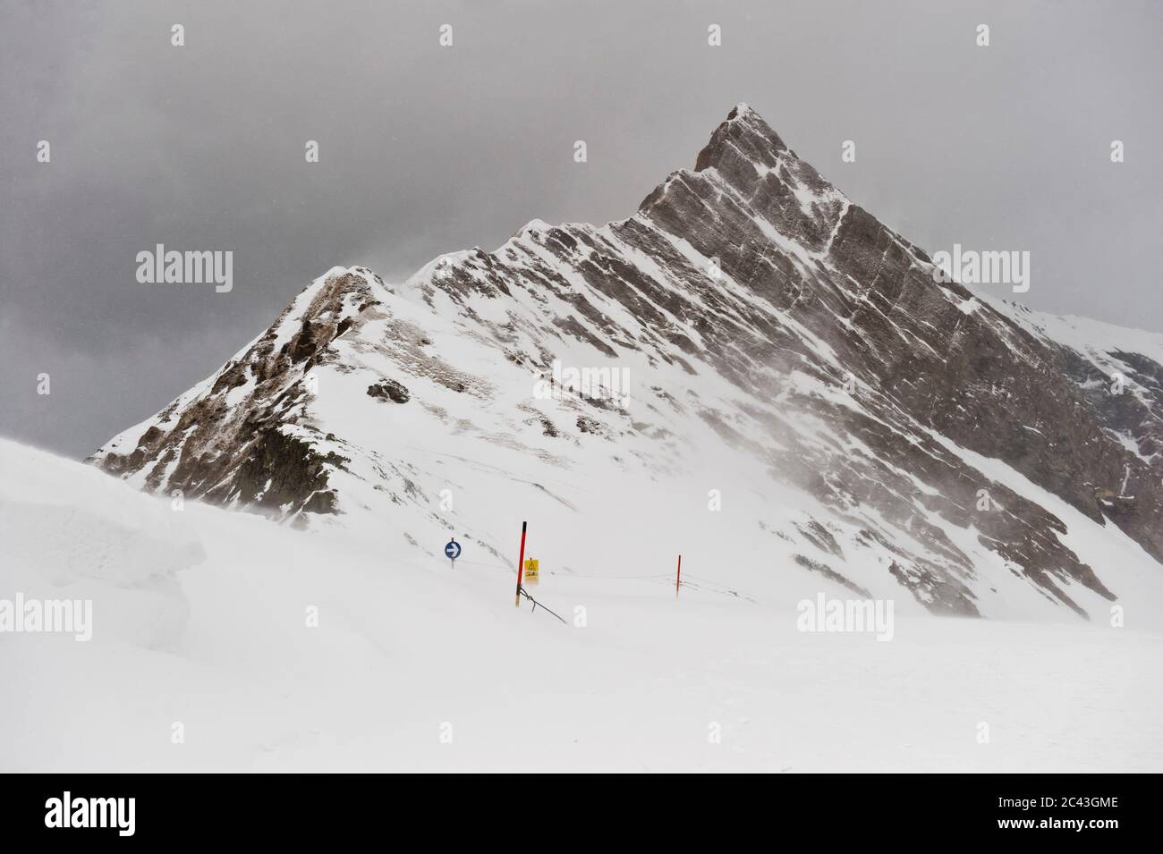 Slope marking hi-res stock photography and images - Alamy