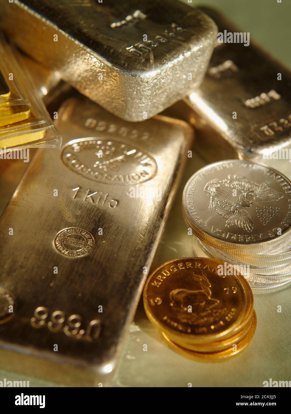 Silver bars and coins hi-res stock photography and images - Alamy