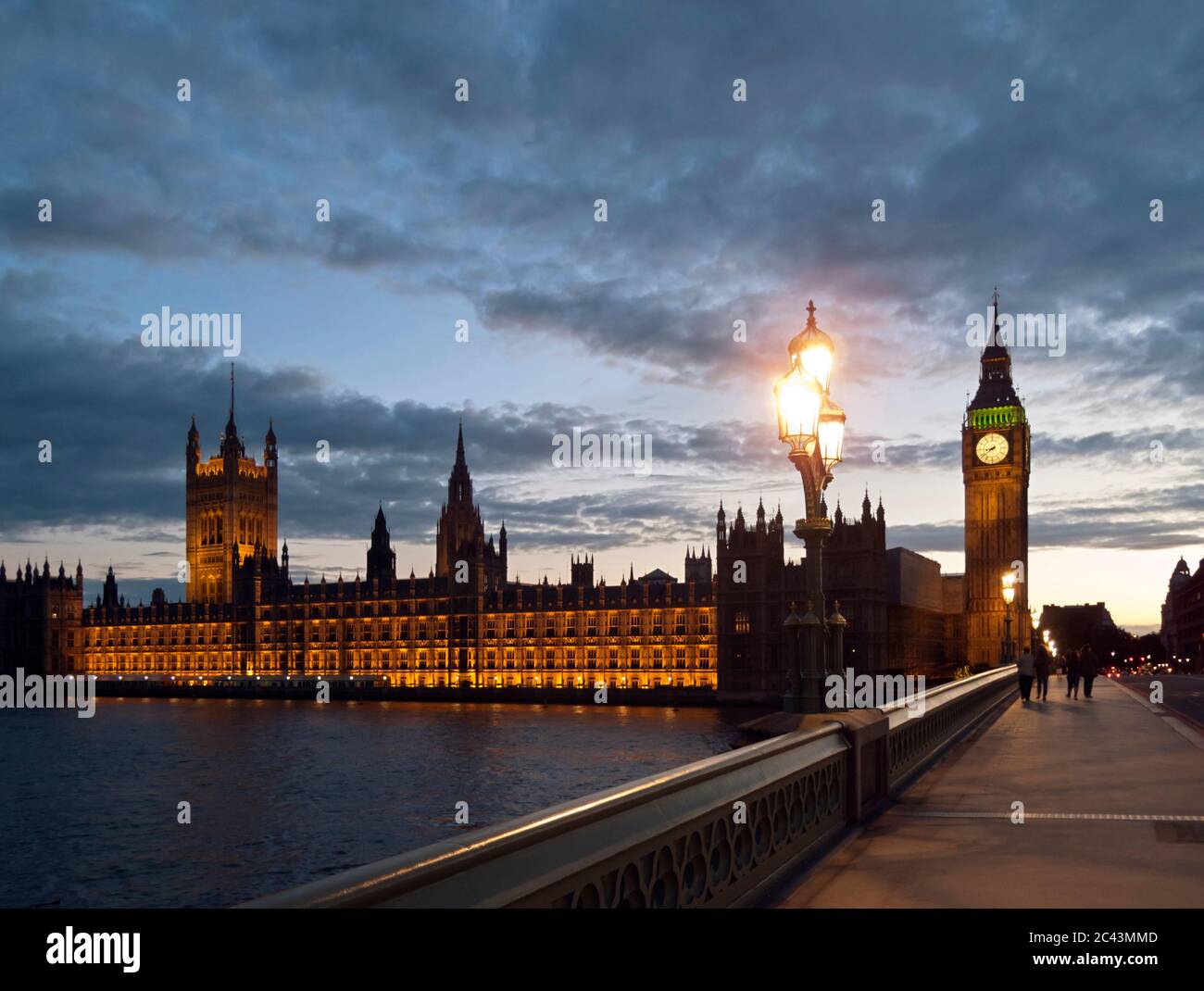 Bridge over the River Thames and Palace of Westminster at dusk, London ...