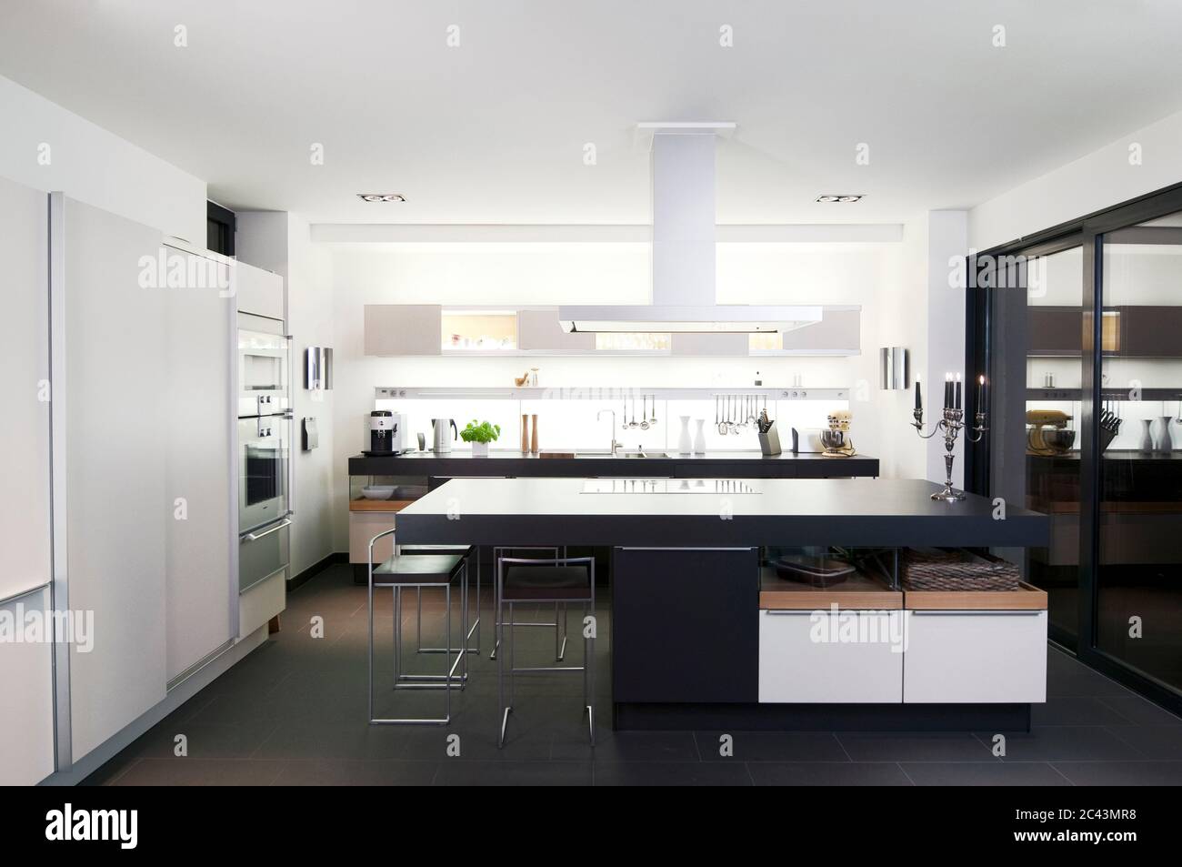 Modern eat-in kitchen Stock Photo - Alamy