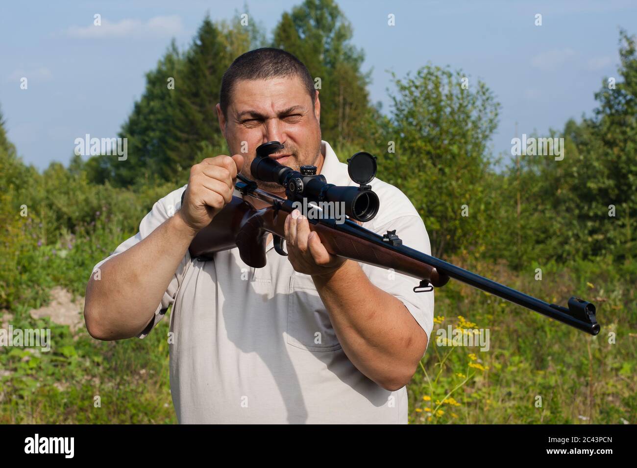 Hunter shooting rifle hi-res stock photography and images - Alamy