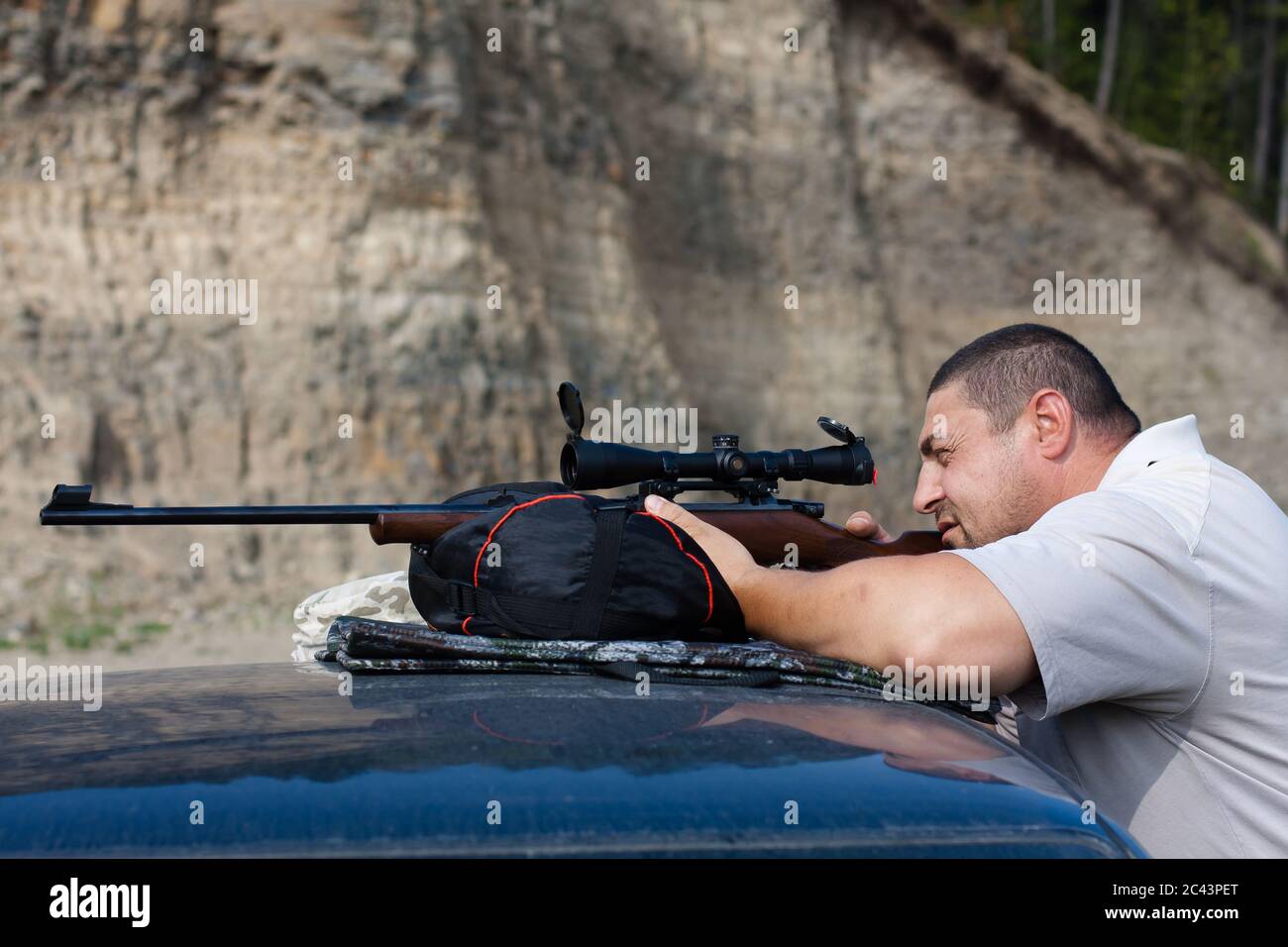 the man aiming from a rifle Stock Photo - Alamy